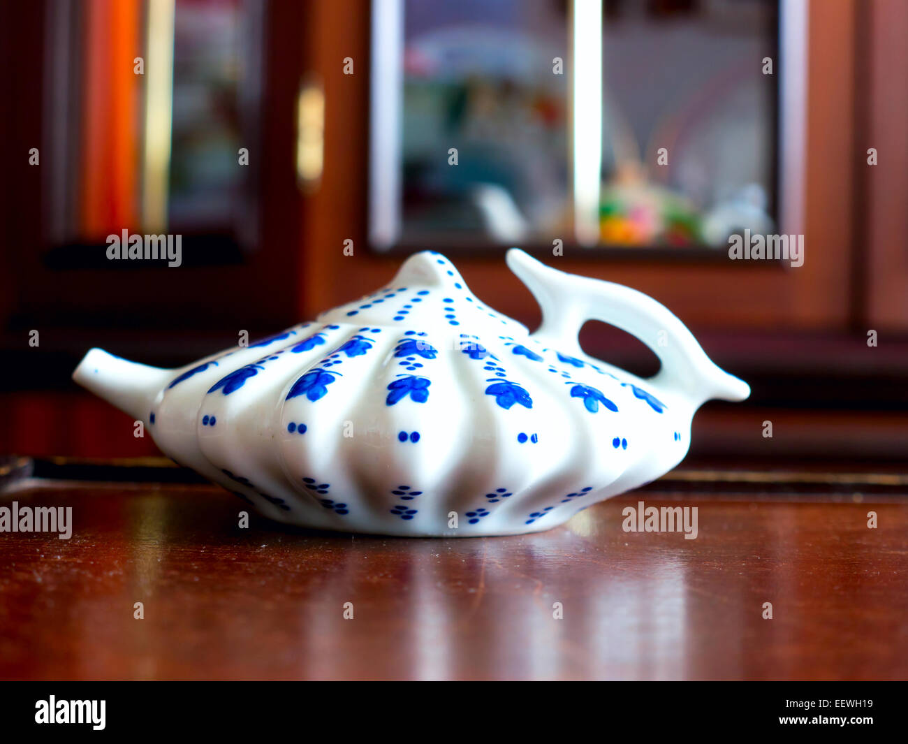 Chinese porcelain pot hi-res stock photography and images - Alamy