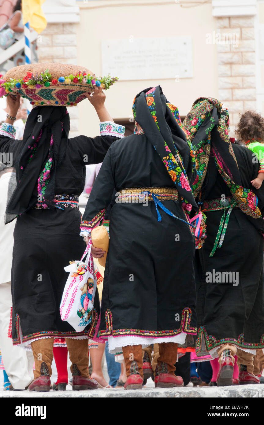 Traditional greek costume hi-res stock photography and images - Alamy