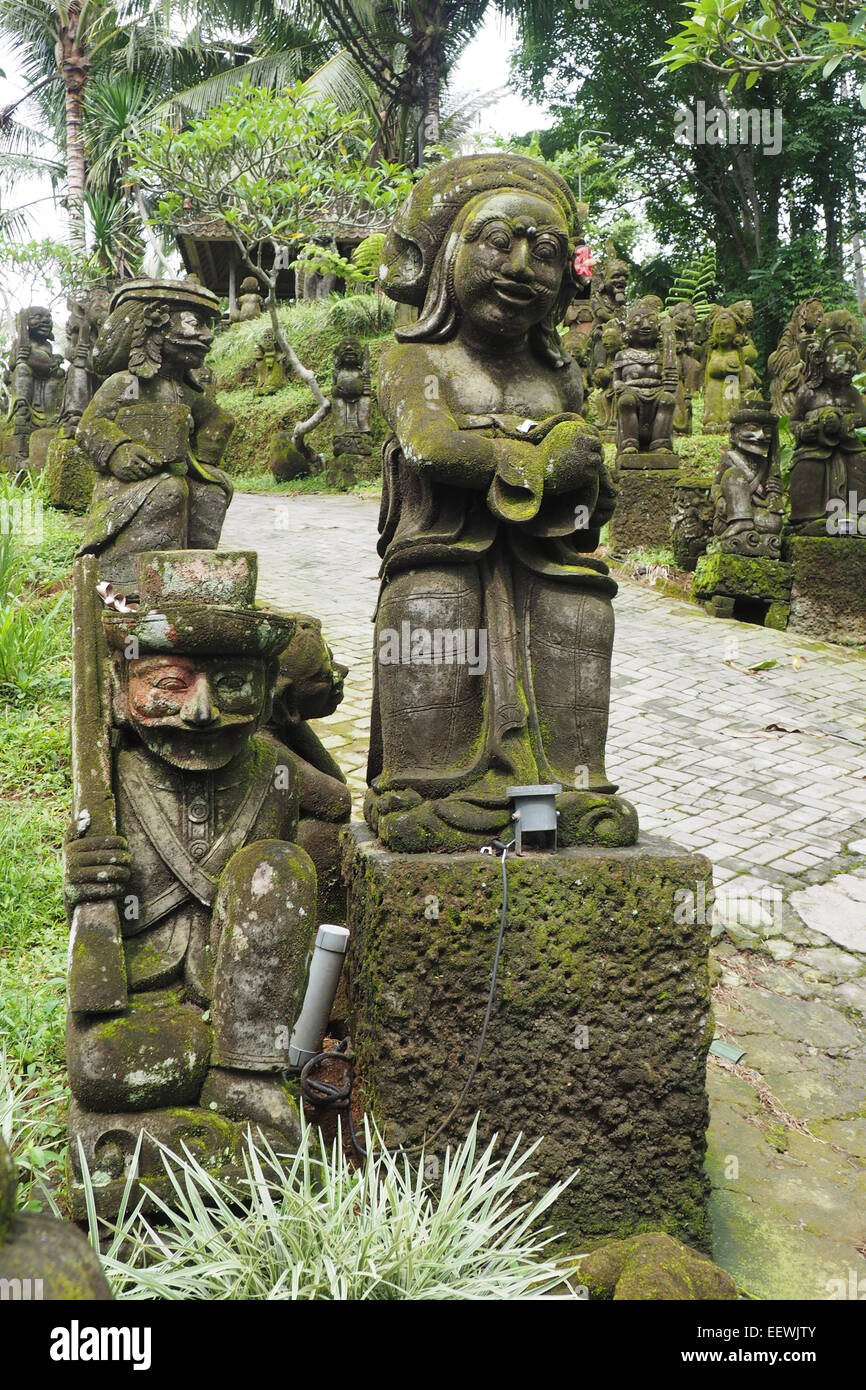 Moss covered sculpture hi-res stock photography and images - Alamy