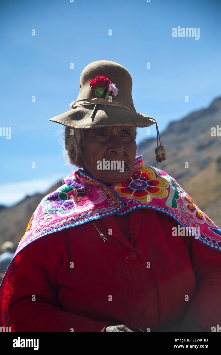 Portrait of elderly Peruvian woman at La Raya, Peru Stock Photo - Alamy