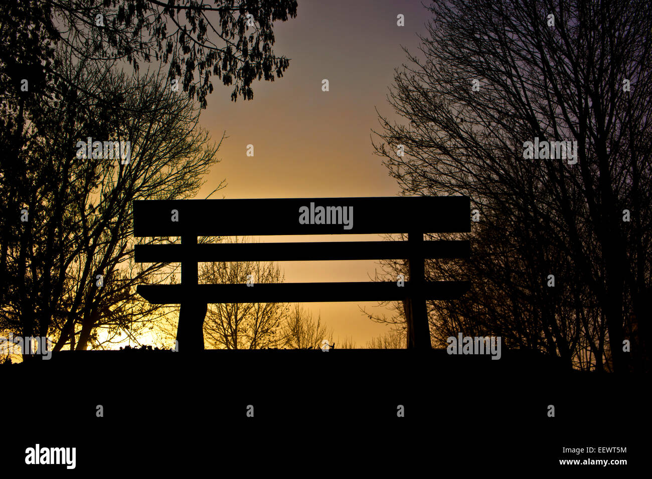 Empty bench hi-res stock photography and images - Alamy