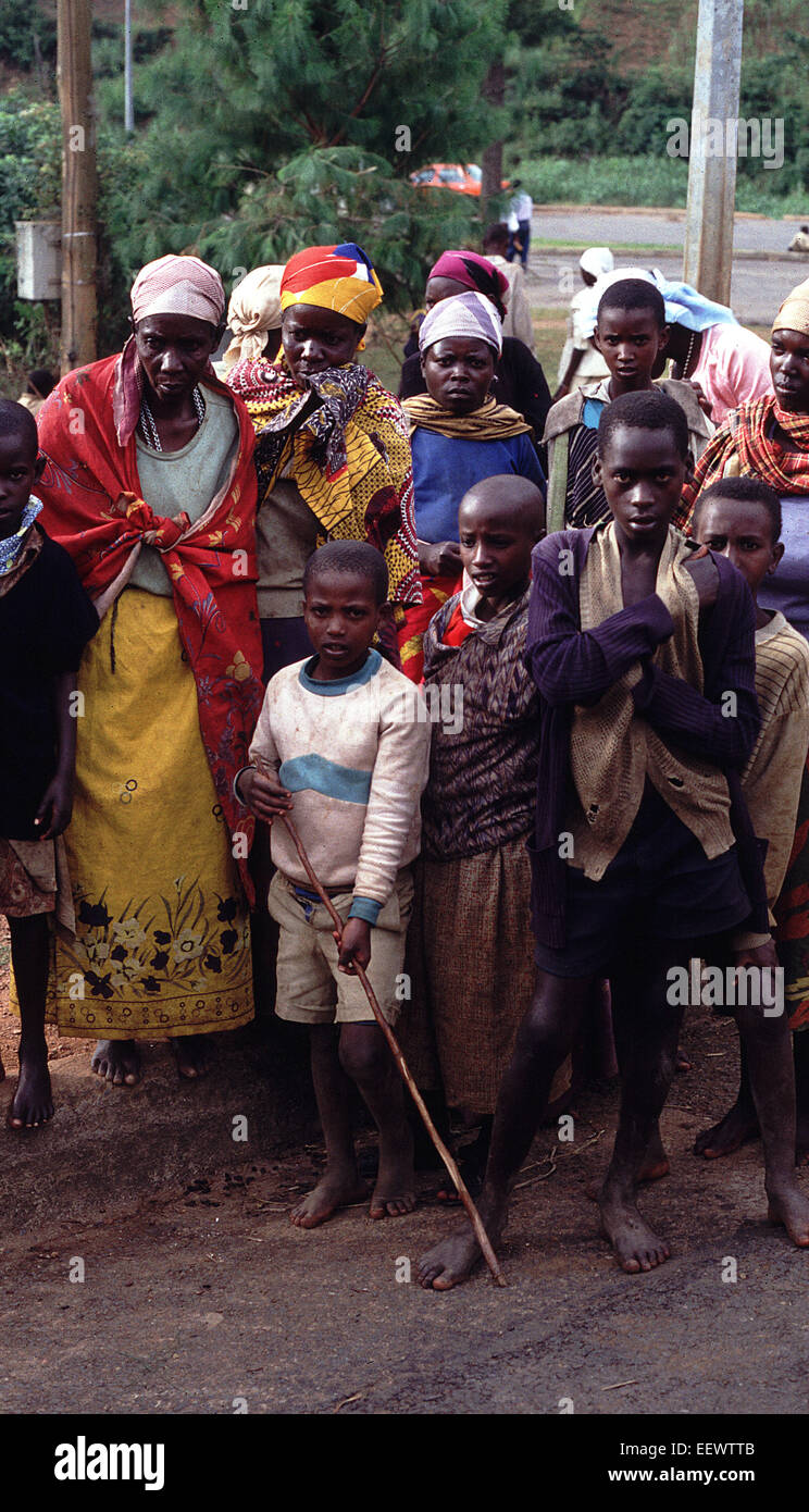 Refugees arrive across the border from Rwanda into Burundi 1994 Stock ...