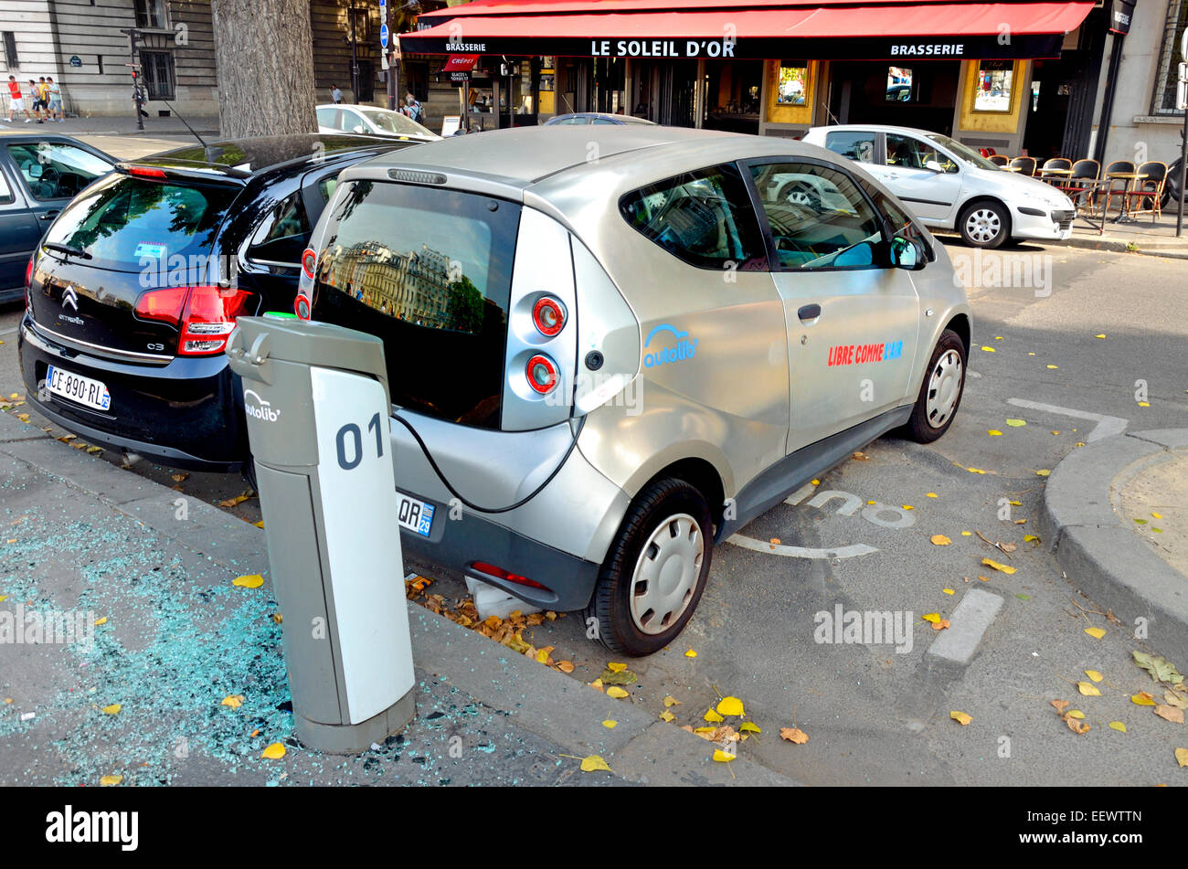 Electric car paris hi-res stock photography and images - Alamy