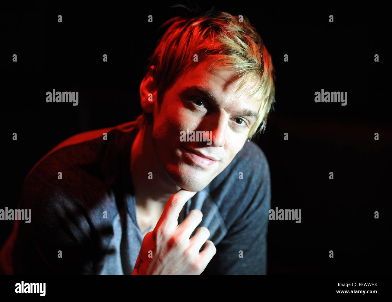 Star singer singing small hi-res stock photography and images - Alamy