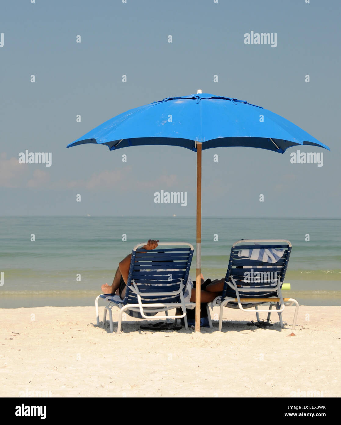 People at beach chairs hi-res stock photography and images - Alamy