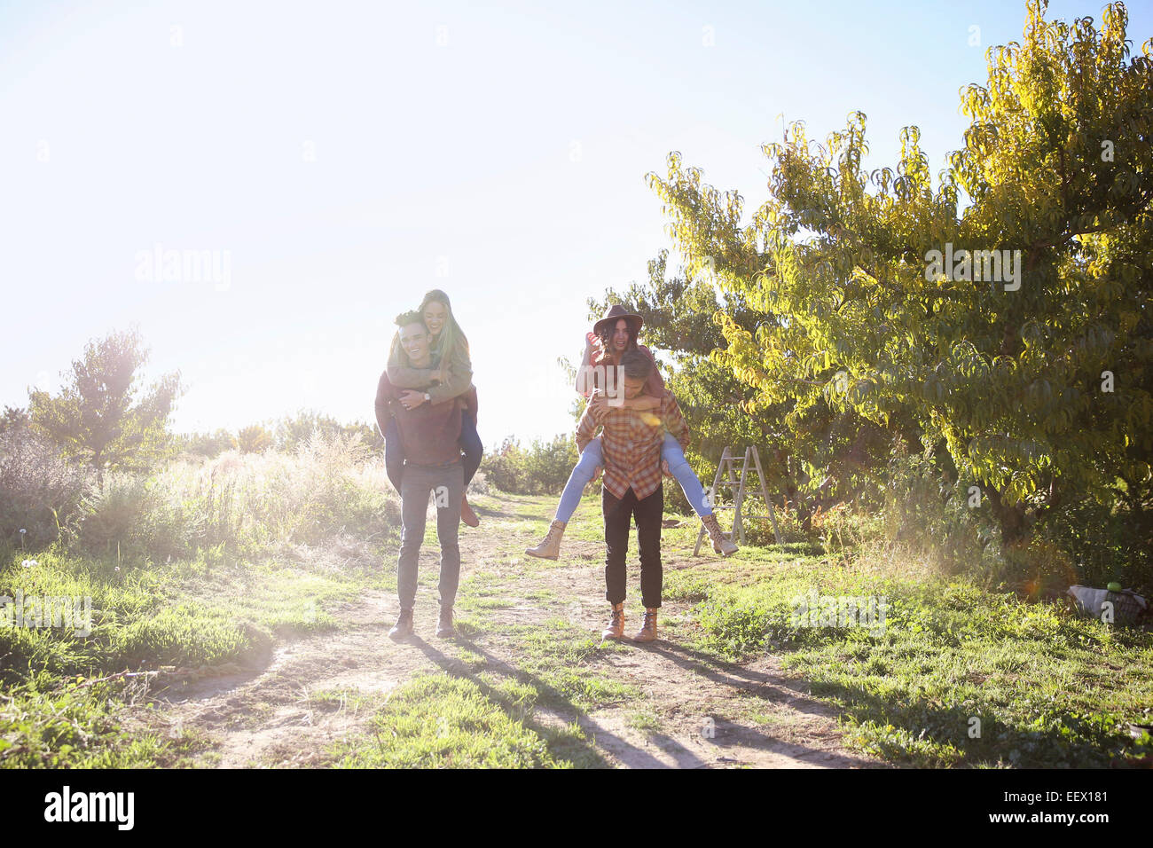 Couples walking hi-res stock photography and images - Alamy
