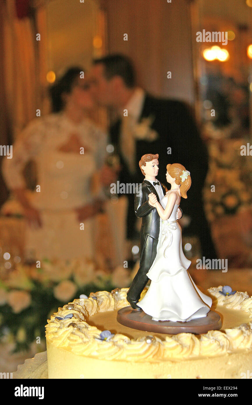 Wedding cake and figurines couple holding hands with Bride and groom ...