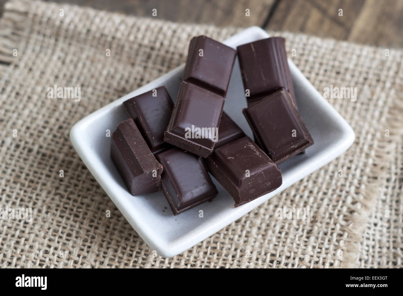 Broken chocolate bar on wooden table, closeup Stock Photo - Alamy