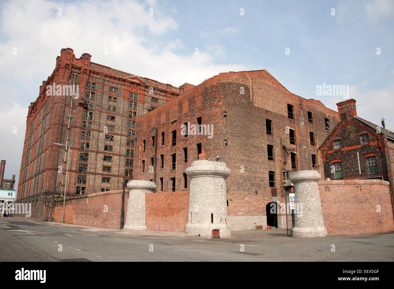 Victorian Warehouse brick built huge red dock storage Stock Photo - Alamy