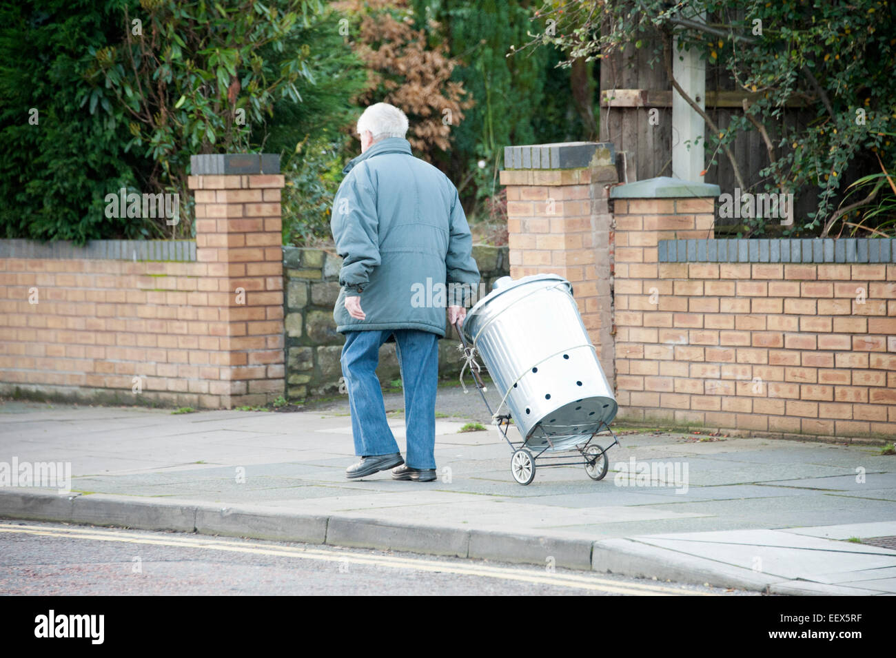 Dustbin man hi-res stock photography and images - Alamy