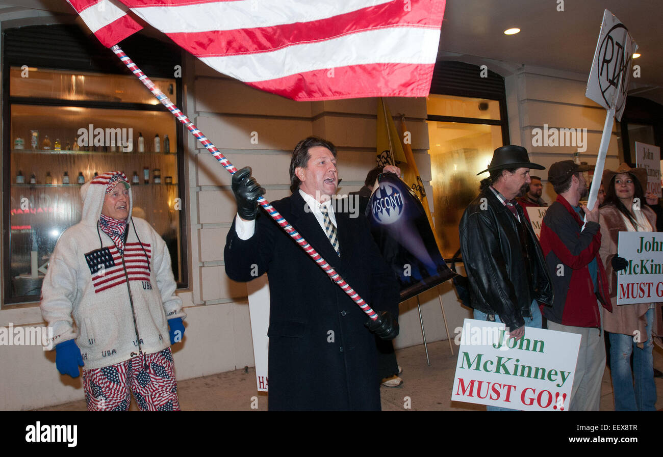 CT candidate for governor, Joe Visconti, along withTea Party protesters ...