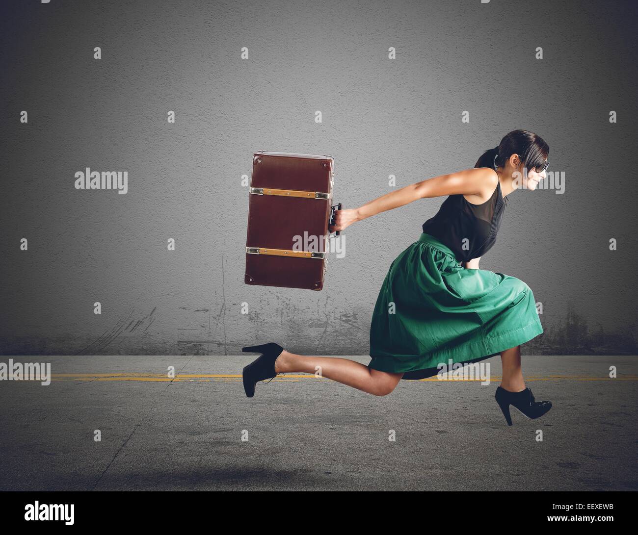 Women with baggage hi-res stock photography and images - Alamy