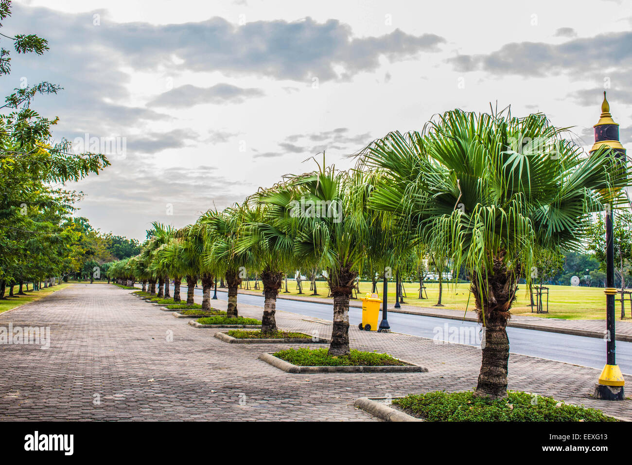Landscaped walkways hi-res stock photography and images - Alamy