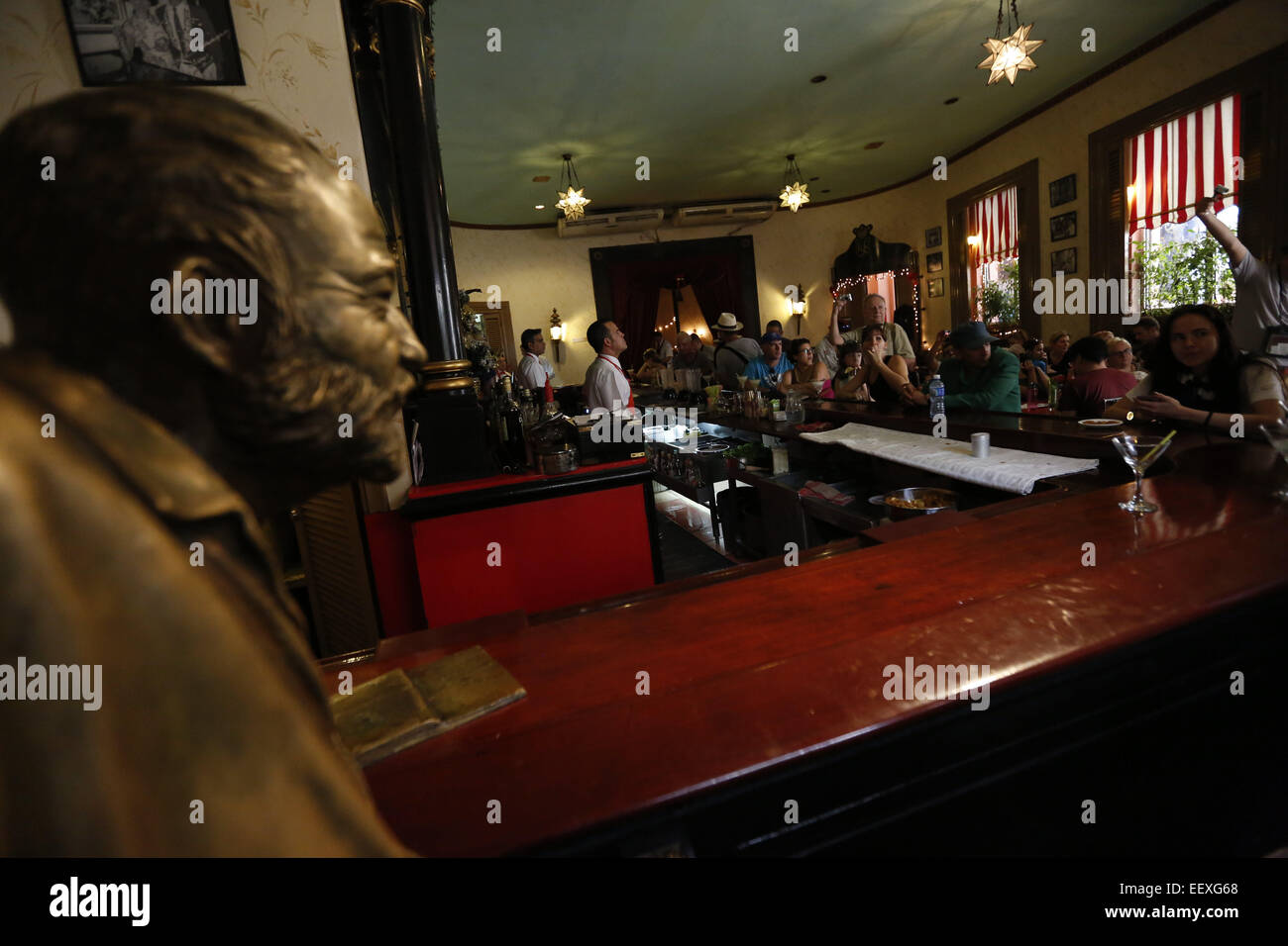Statue ernest hemingway in bar la floridita hi-res stock photography ...