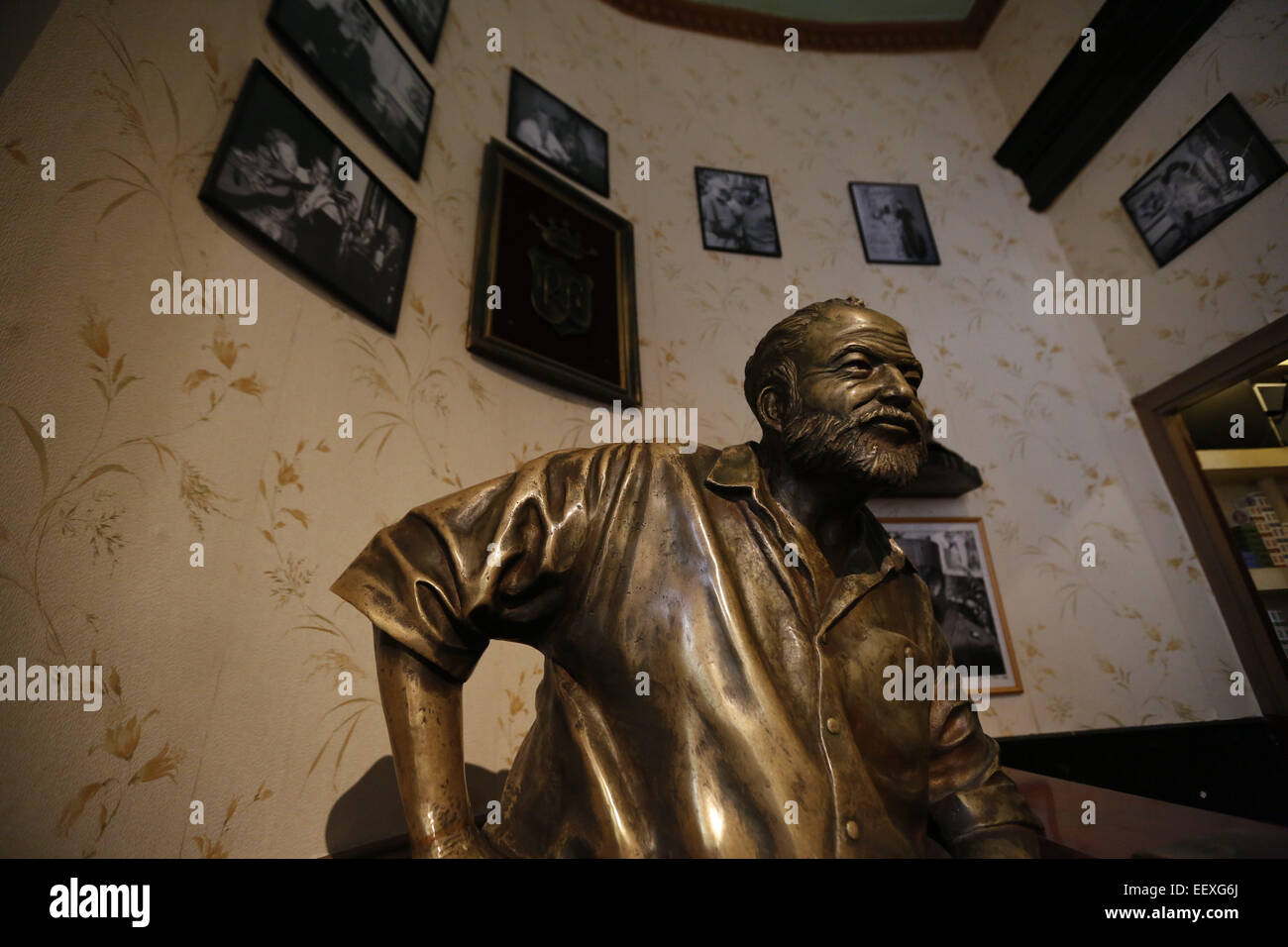 Statue Ernest Hemingway In Bar La Floridita High Resolution Stock ...