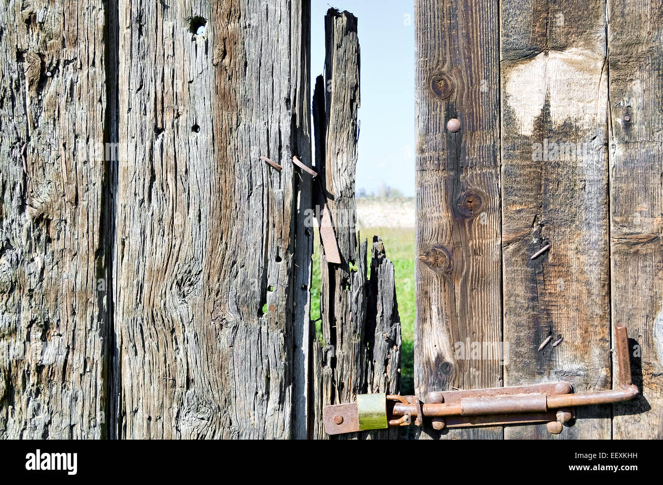 Closeup of dilapidated wooden gate in front the yard Stock Photo - Alamy