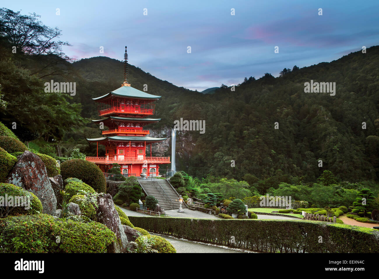 Temple grounds japan hi-res stock photography and images - Alamy