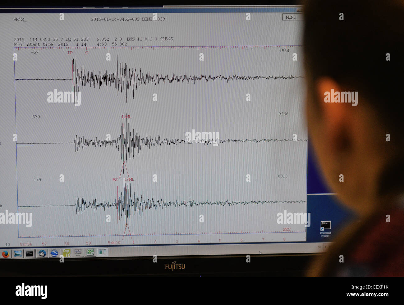 Seismogram earthquake computer hi-res stock photography and images - Alamy