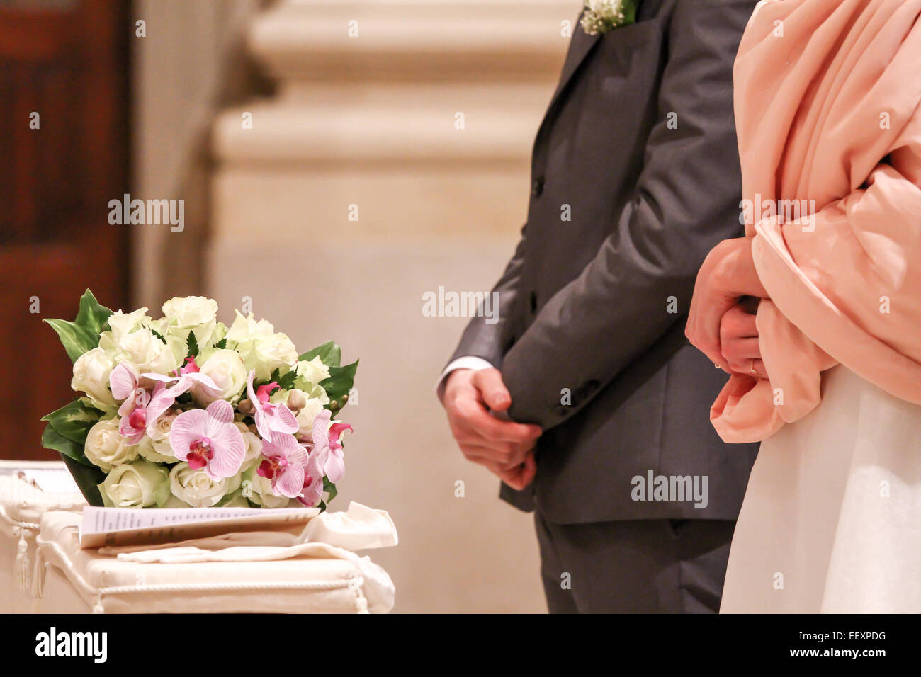 Bride and groom at altar hi-res stock photography and images - Alamy