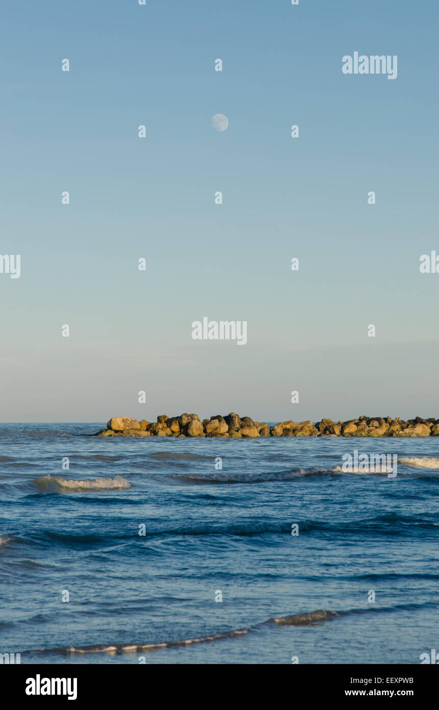 Moonrise over sea hi-res stock photography and images - Alamy