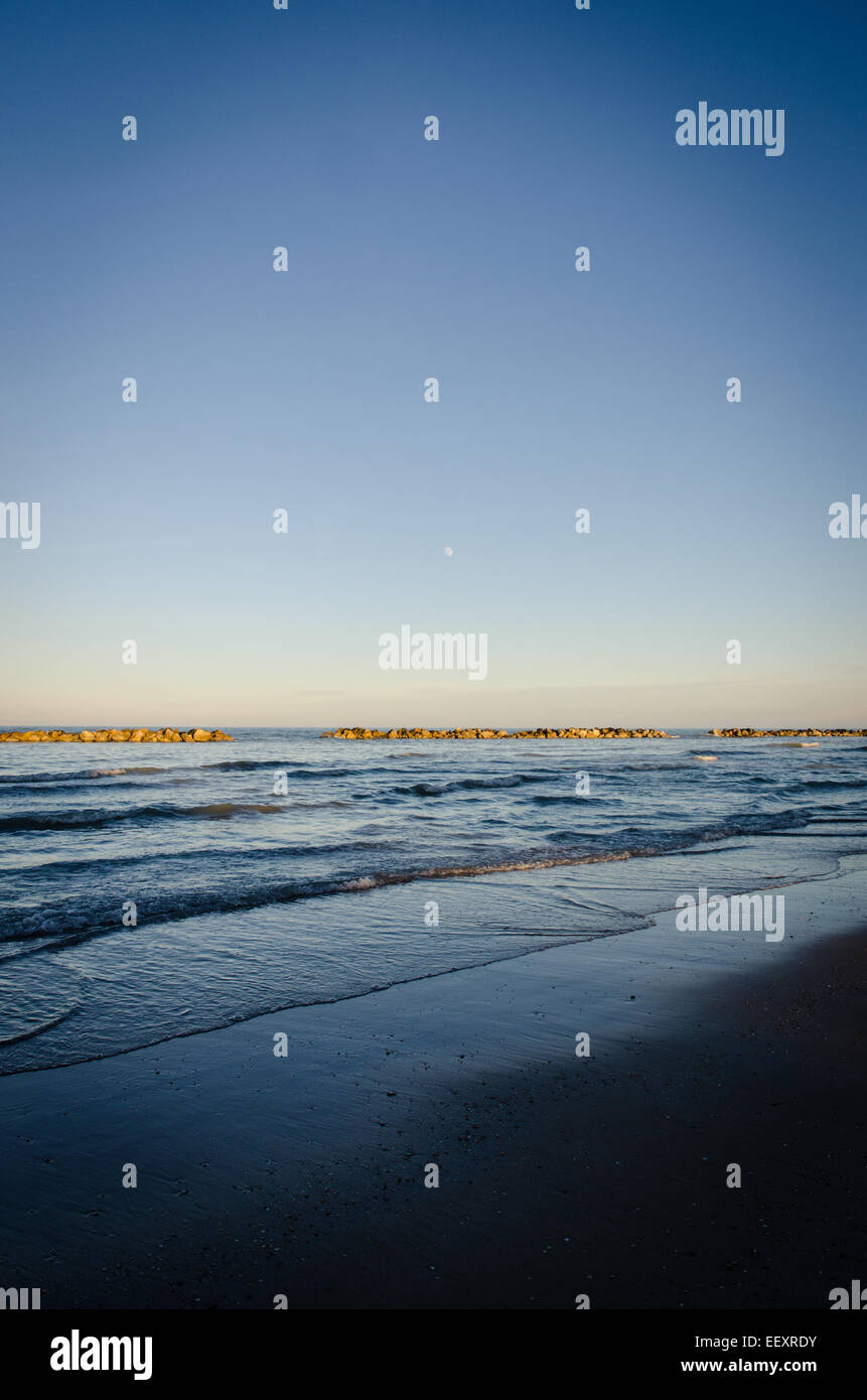 Moonrise over the ocean hi-res stock photography and images - Alamy