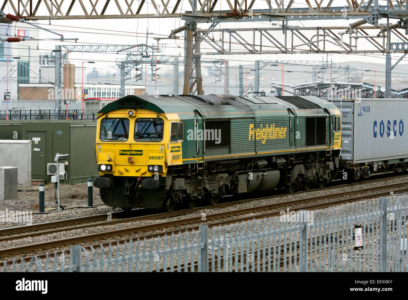 Class 66 diesel locomotive pulling freightliner train at Rugby ...