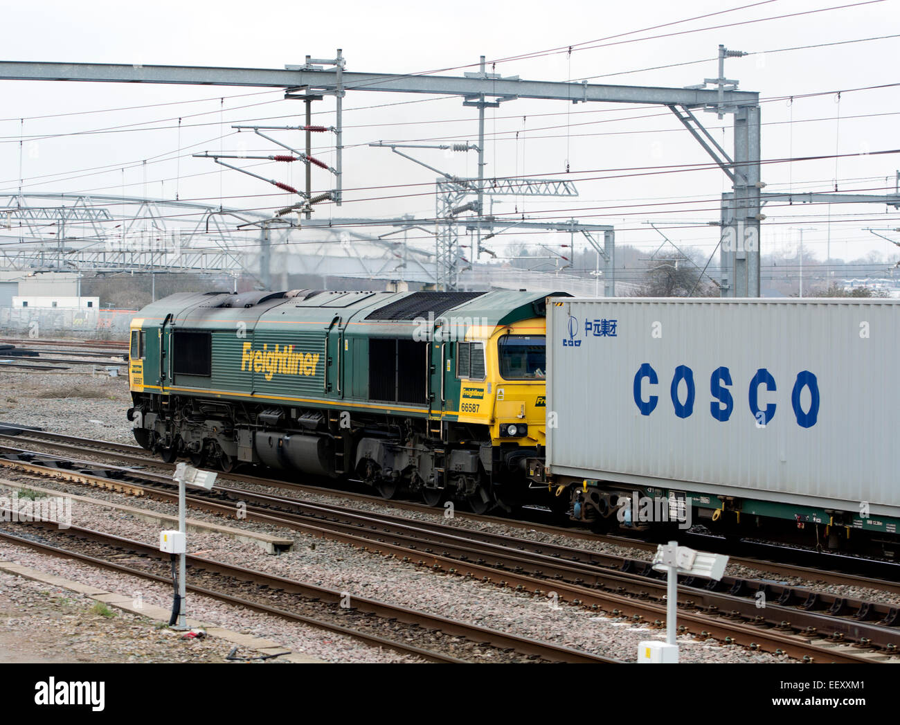 Class 66 diesel locomotive pulling freightliner train at Rugby ...