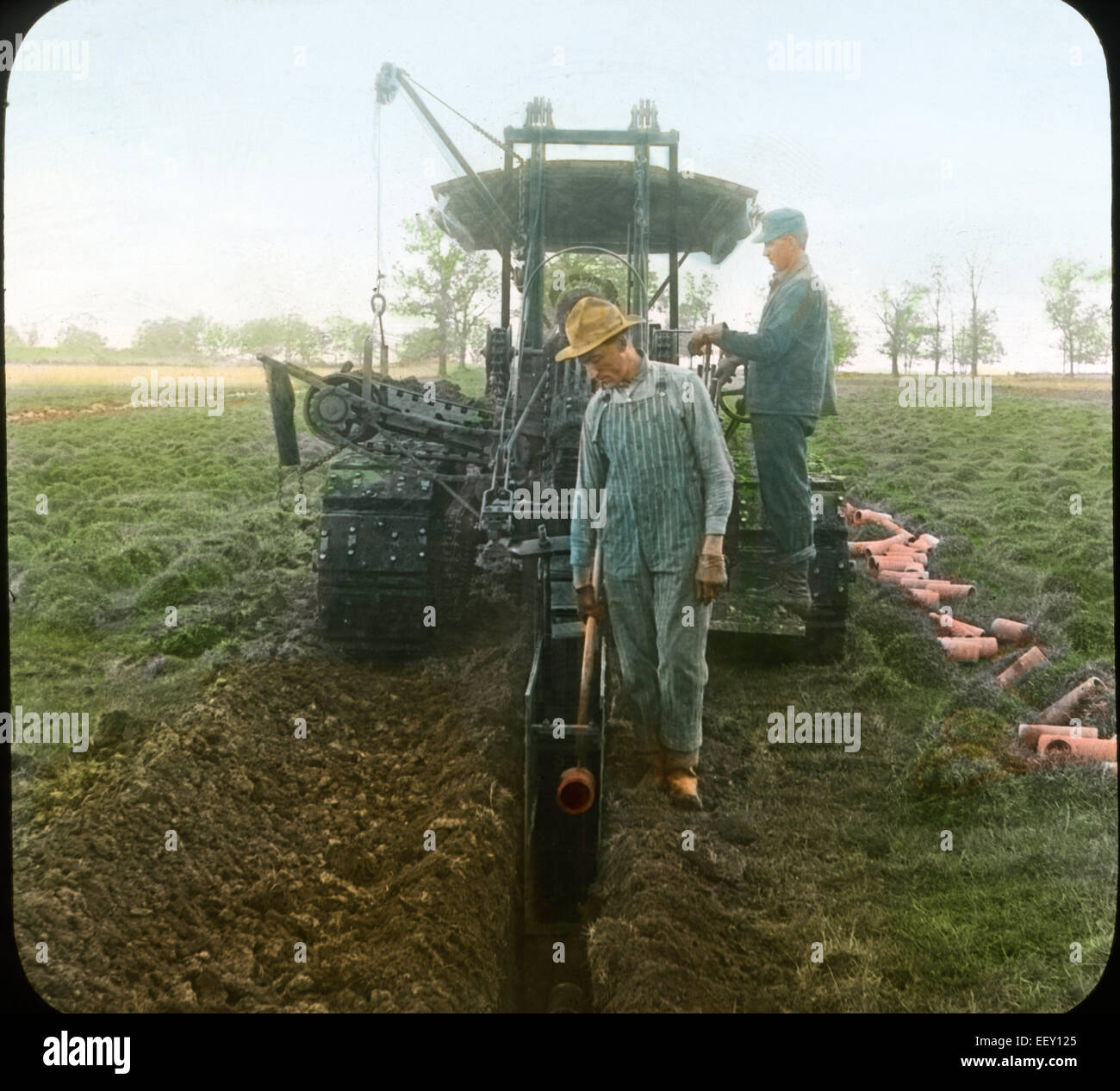 Men digging ditch hi-res stock photography and images - Alamy