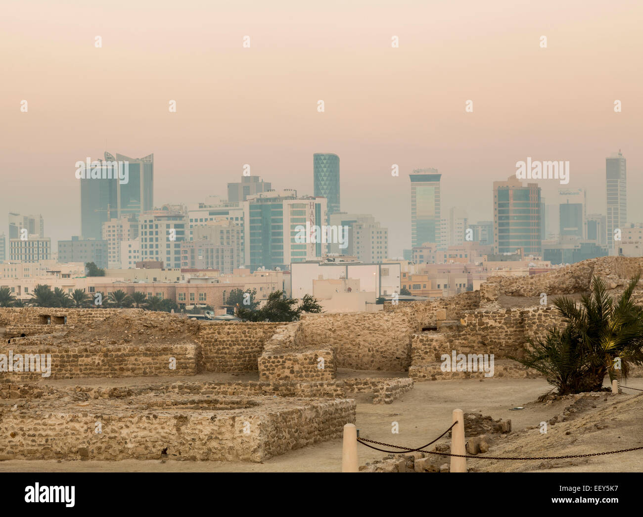 Bahrain fort hi-res stock photography and images - Alamy