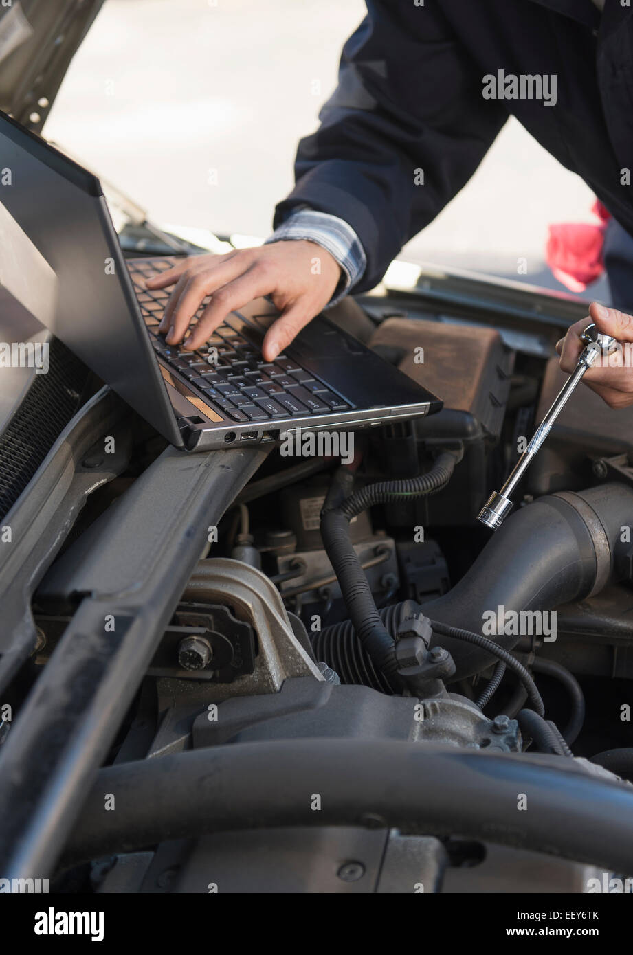 Mechanic using laptop while repairing car Stock Photo - Alamy Mechanic using laptop while repairing car Stock Photo - Alamy