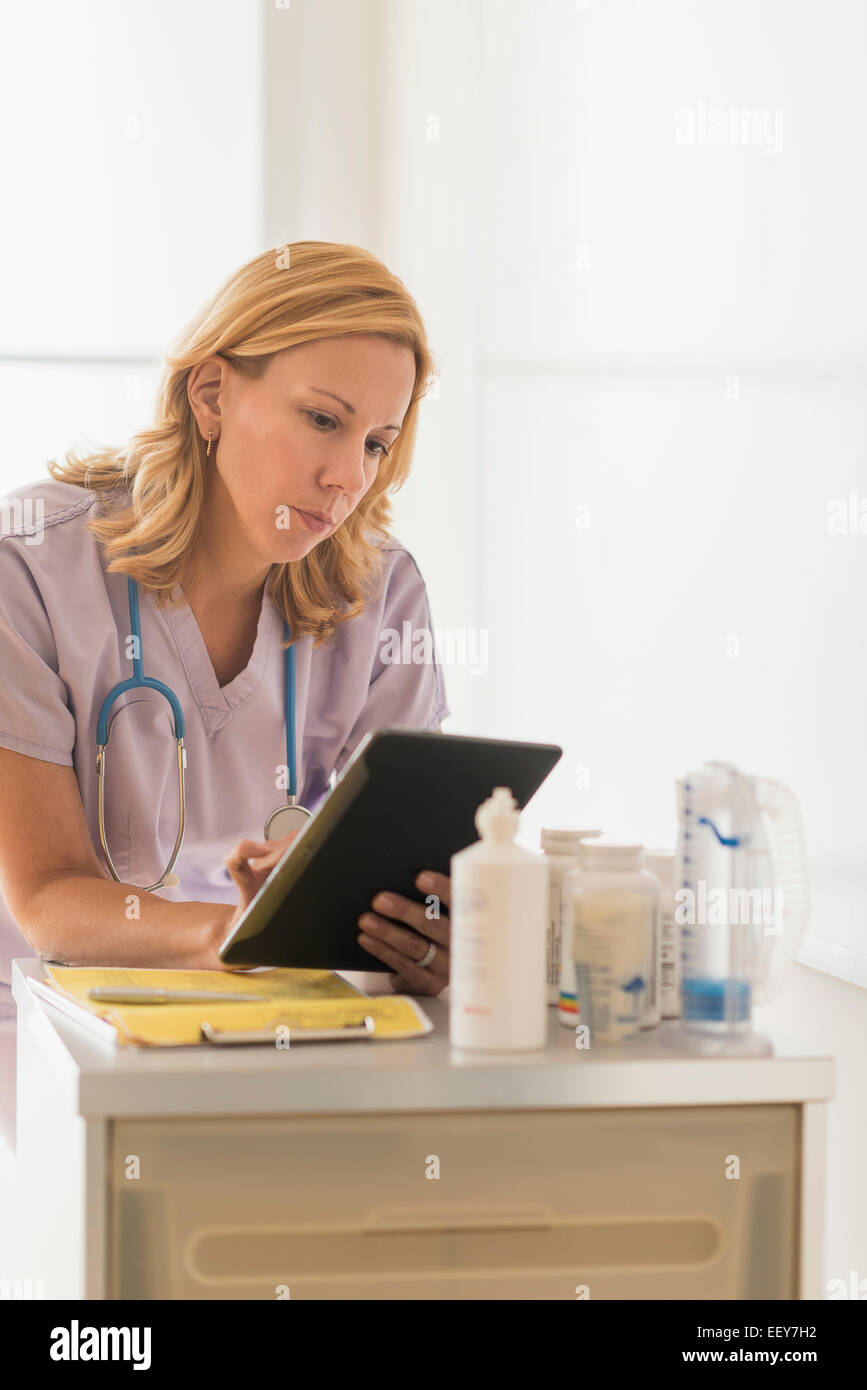 Female doctor using pc hi-res stock photography and images - Alamy