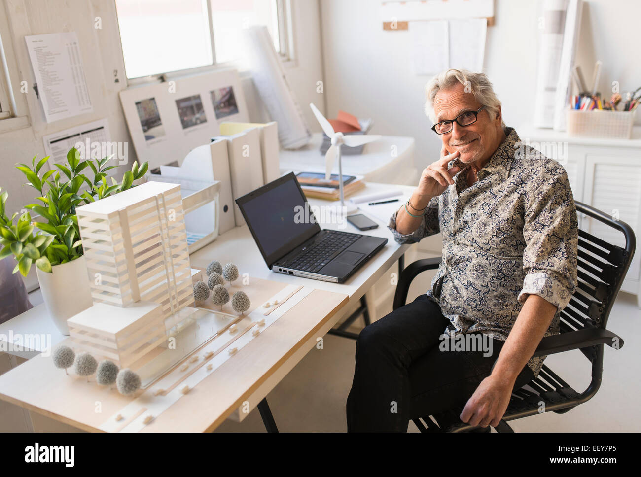 Man sitting desk full view hi-res stock photography and images - Alamy