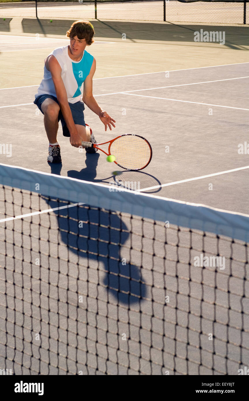 Tennis player alone on court hi-res stock photography and images - Alamy