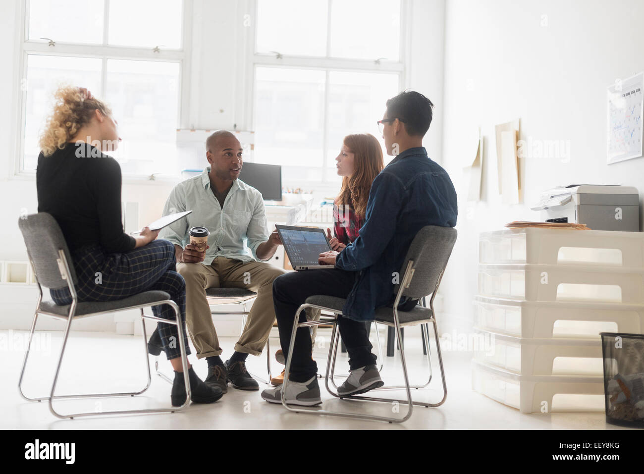 Business meeting on pc hi-res stock photography and images - Alamy