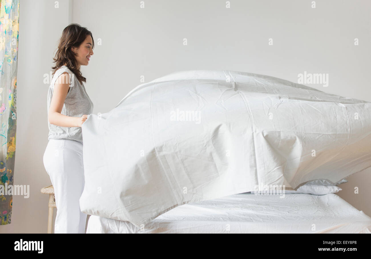 Making bed sheets hi-res stock photography and images - Alamy