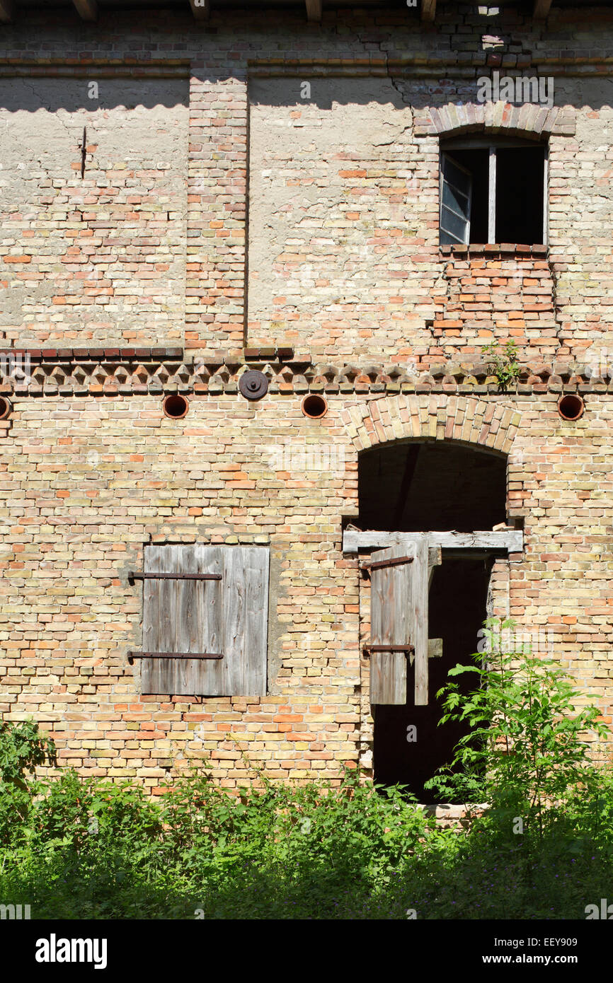 Old farmhouse facade plaster hi-res stock photography and images - Alamy