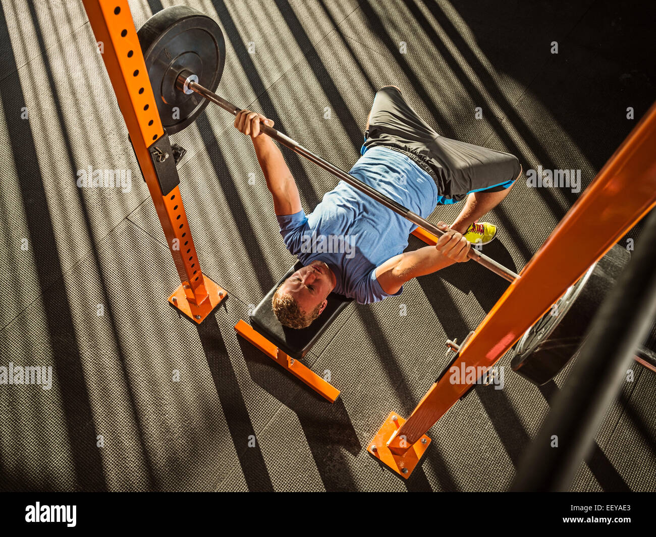 Young man bench pressing Stock Photo - Alamy