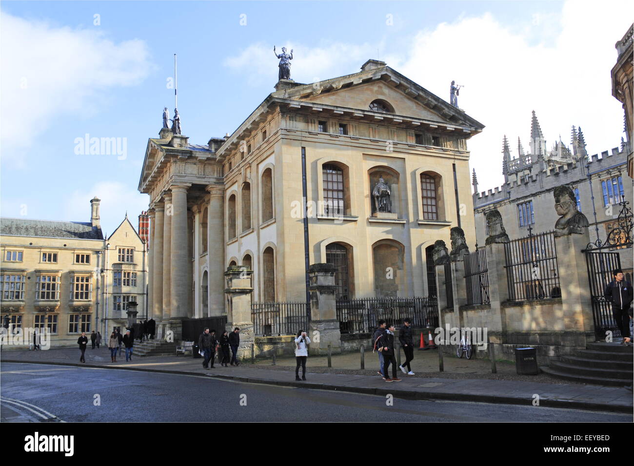 Doctors building uk hi-res stock photography and images - Alamy