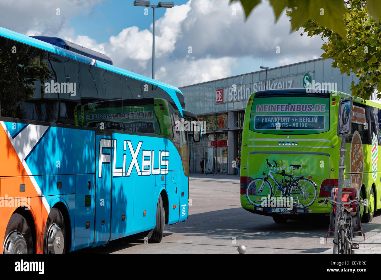 Long line of buses hi-res stock photography and images - Alamy