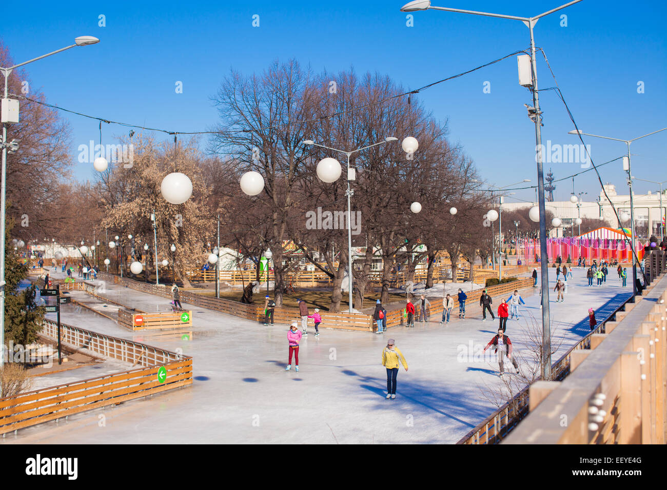 Open air ice skating ring hi-res stock photography and images - Alamy