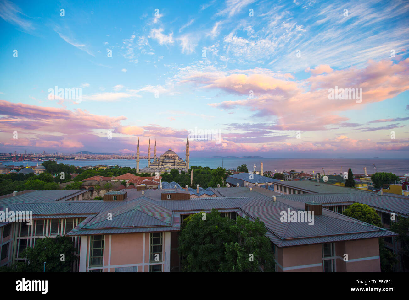 Blue Mosque at sunset in Istanbul, Turkey, Sultanahmet district Stock ...