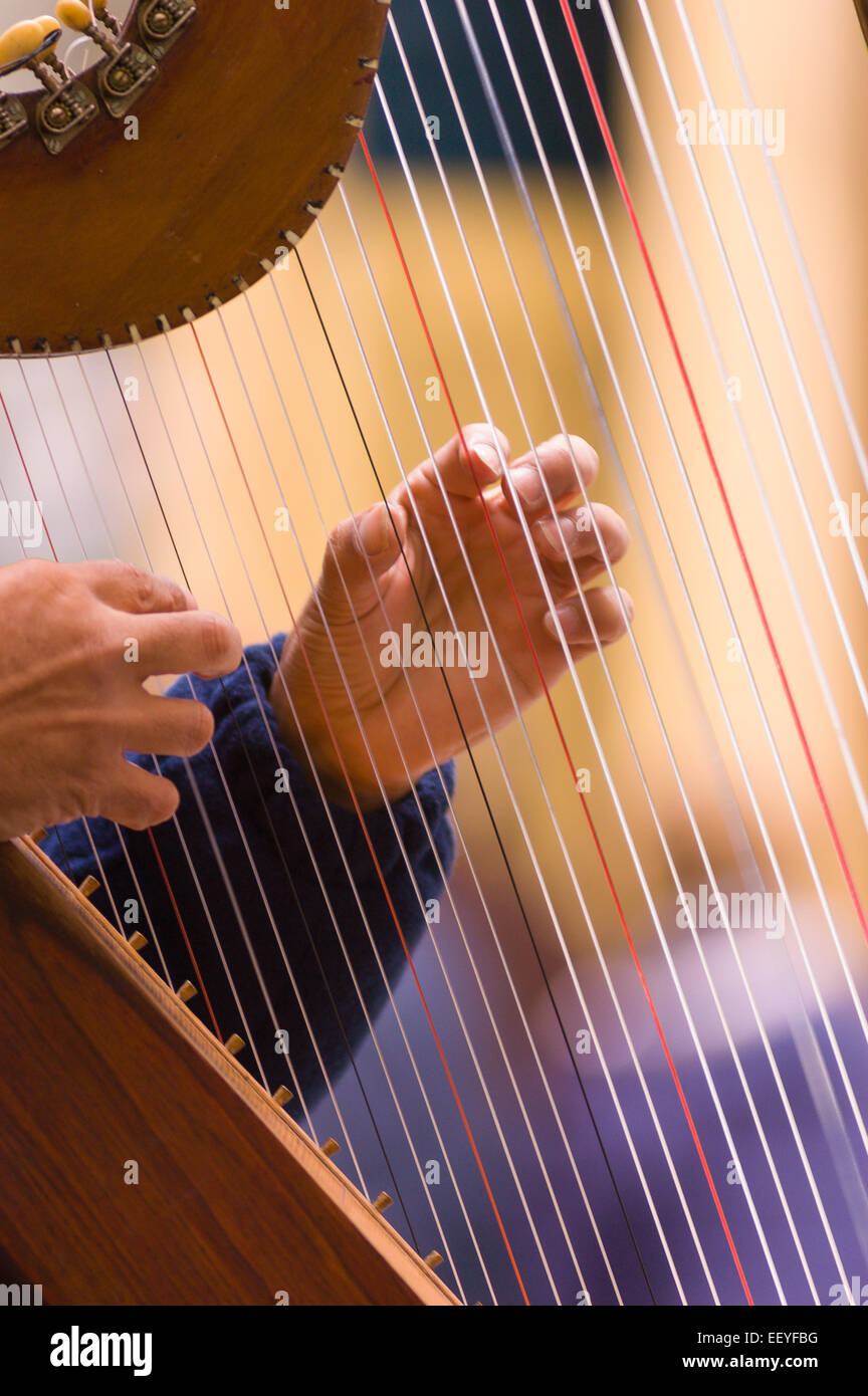 Pluck strings hi-res stock photography and images - Alamy