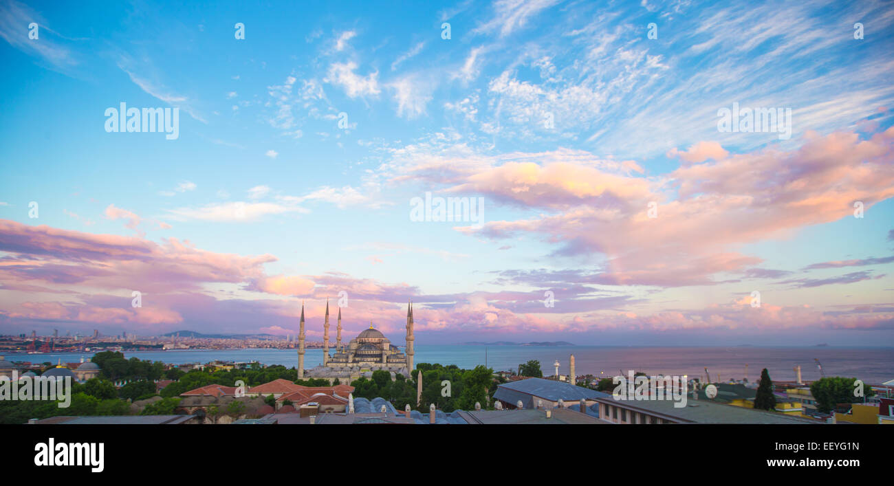 Blue Mosque at sunset in Istanbul, Turkey, Sultanahmet district Stock ...