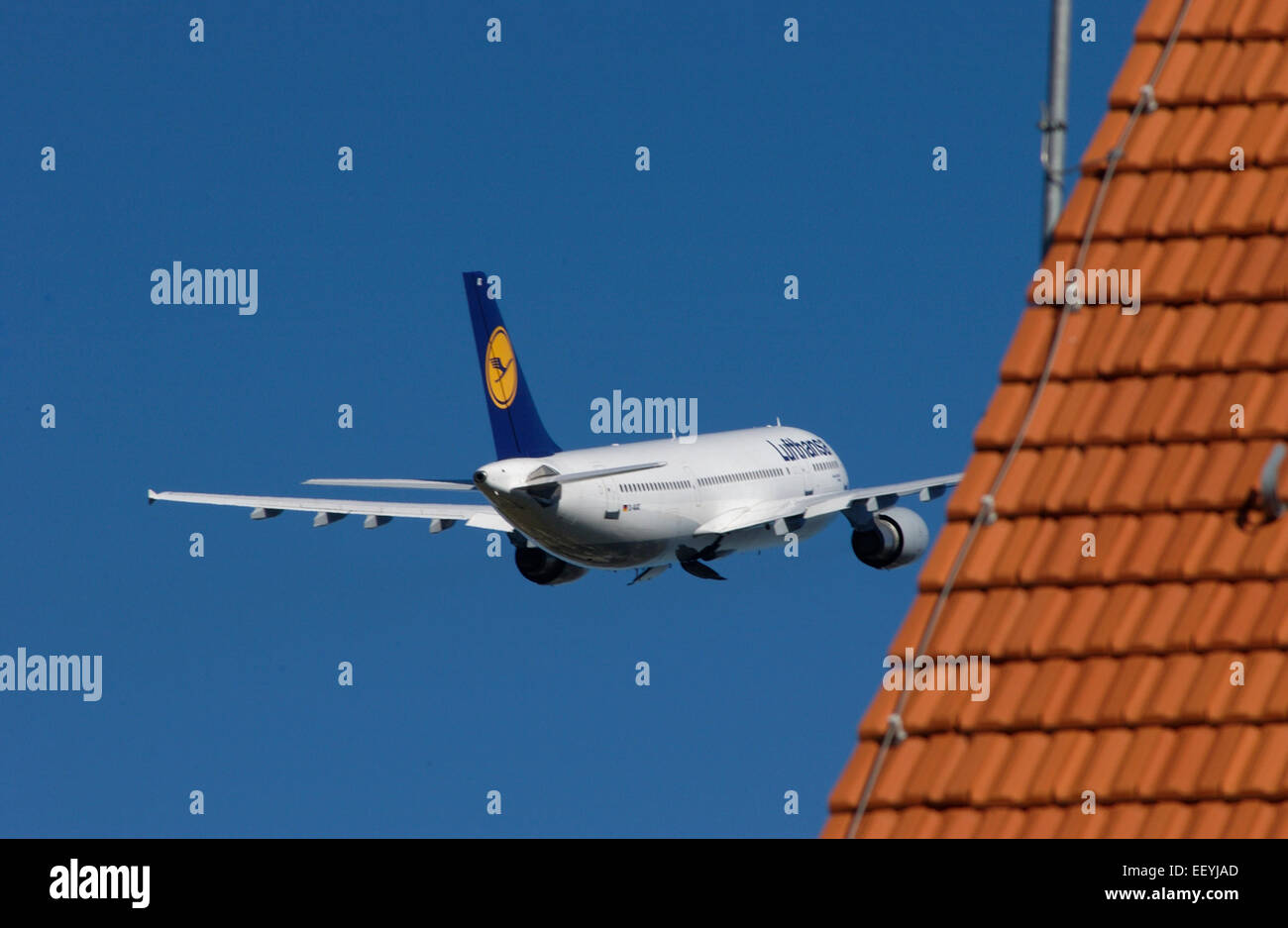Aviation / aircraft noise Stock Photo - Alamy
