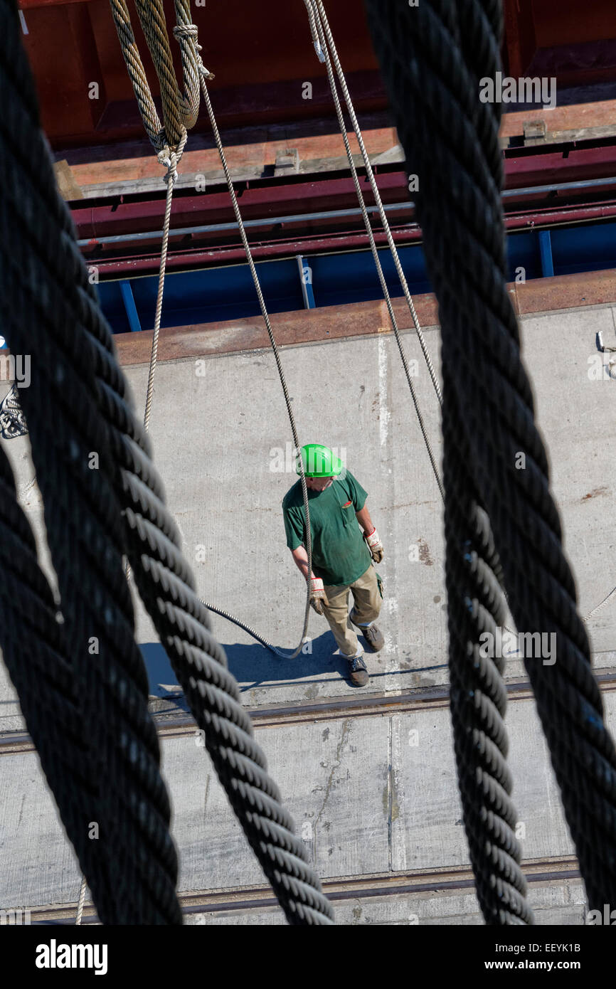 Loading workers hi-res stock photography and images - Alamy