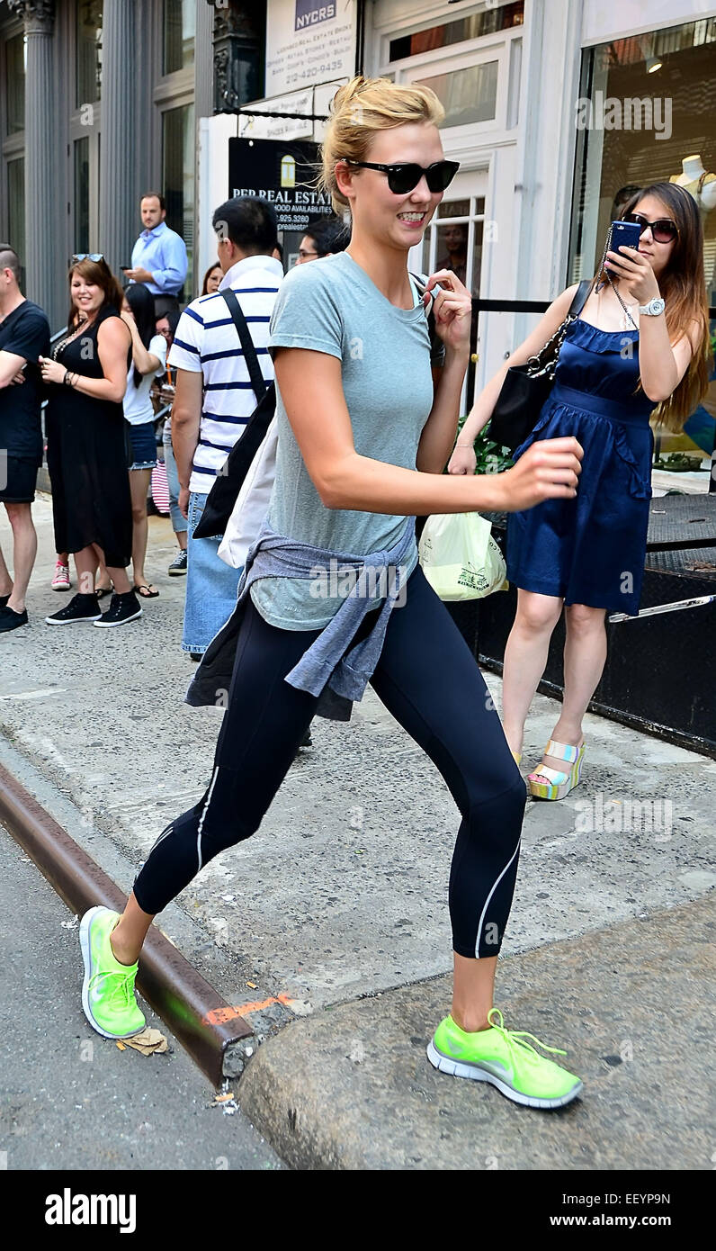 Taylor swift showing lot skin hi-res stock photography and images - Alamy