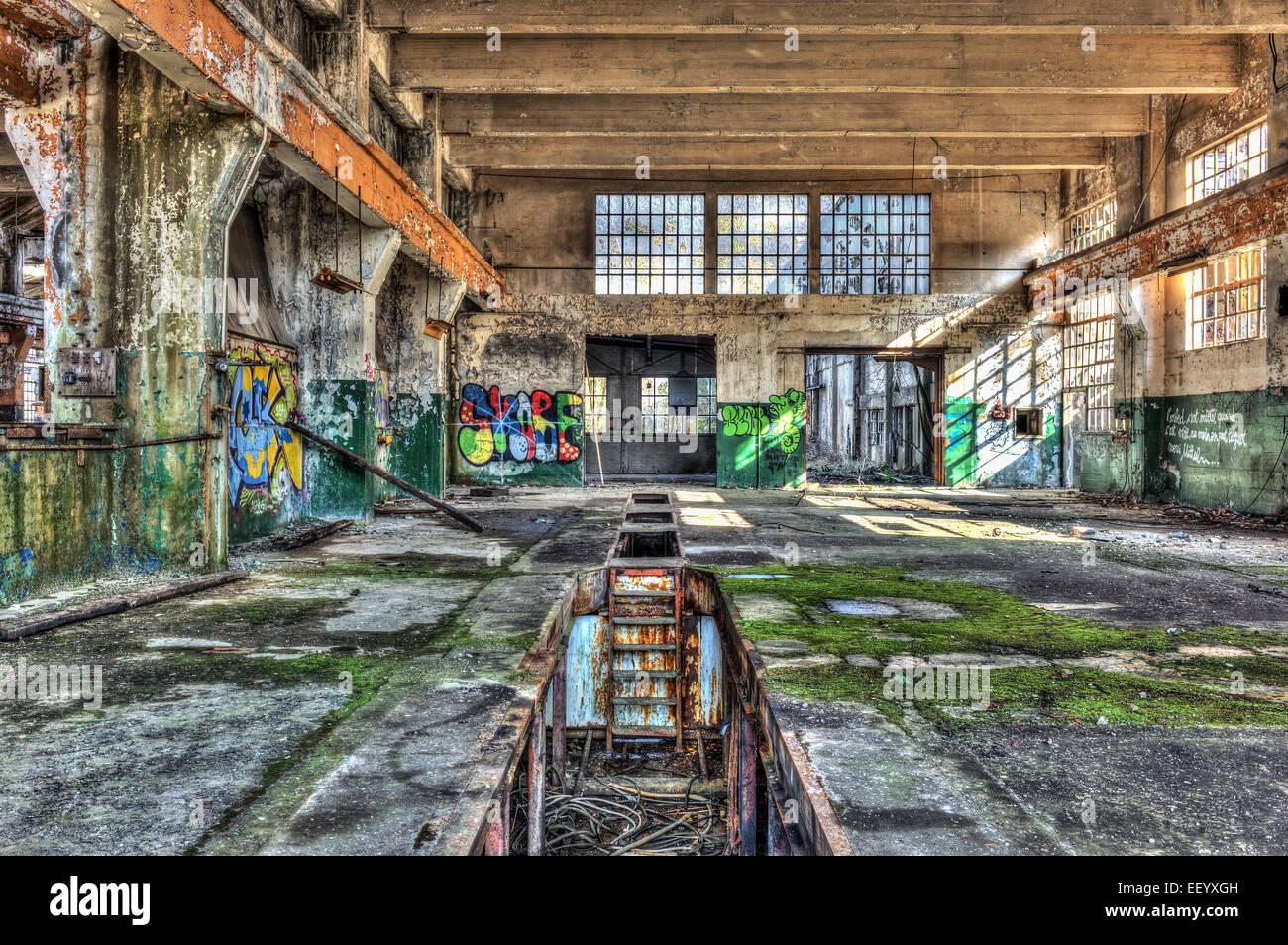 Derelict factory warehouse hi-res stock photography and images - Alamy