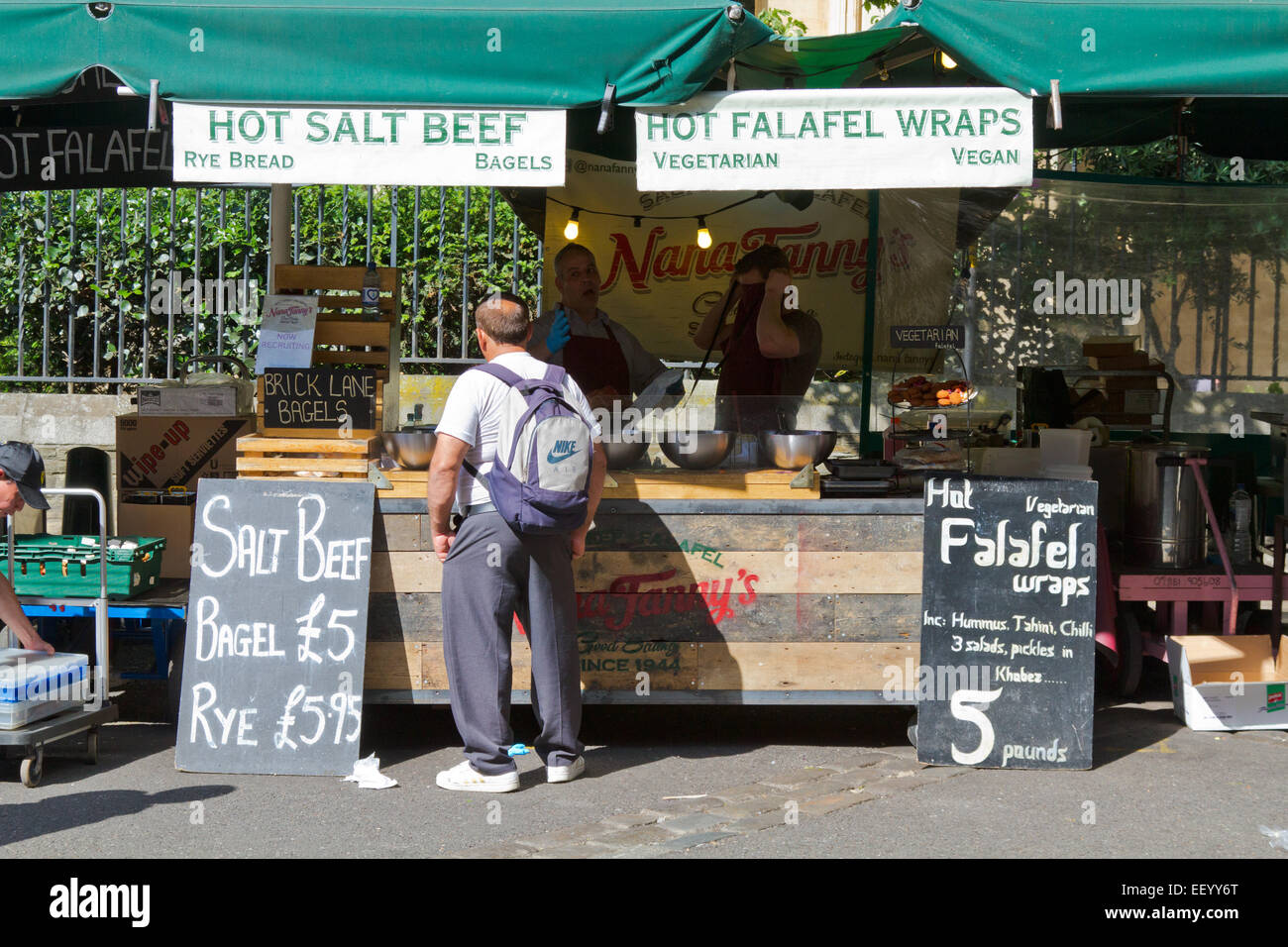 London falafel stall hi-res stock photography and images - Alamy