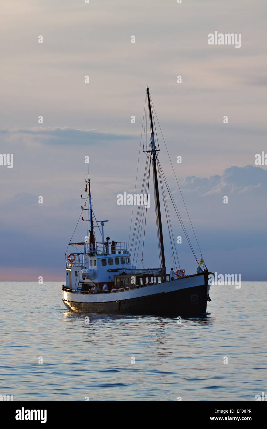 Navy blue ship sea hi-res stock photography and images - Alamy