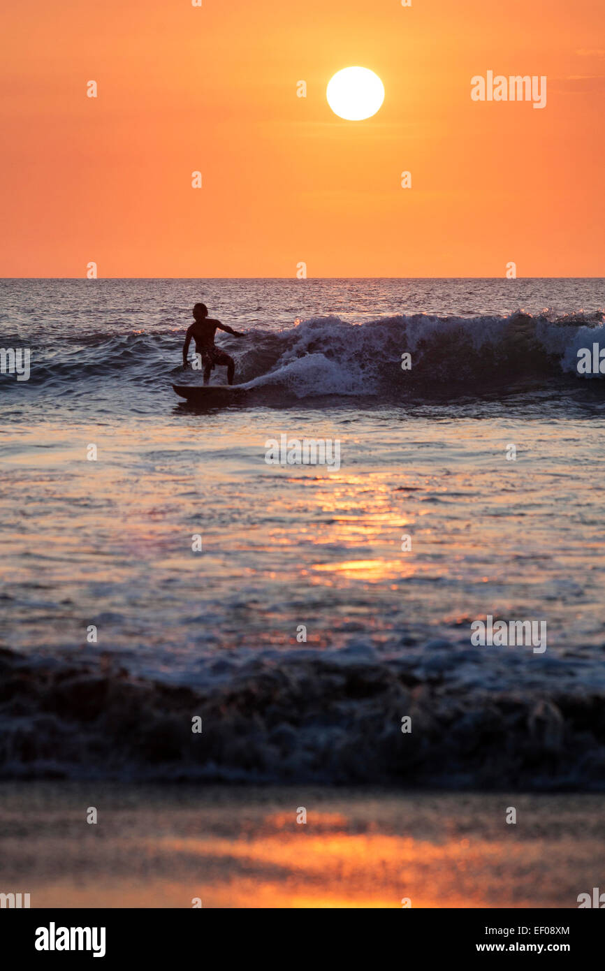 Surfer riding wave silhouetted hi-res stock photography and images - Alamy